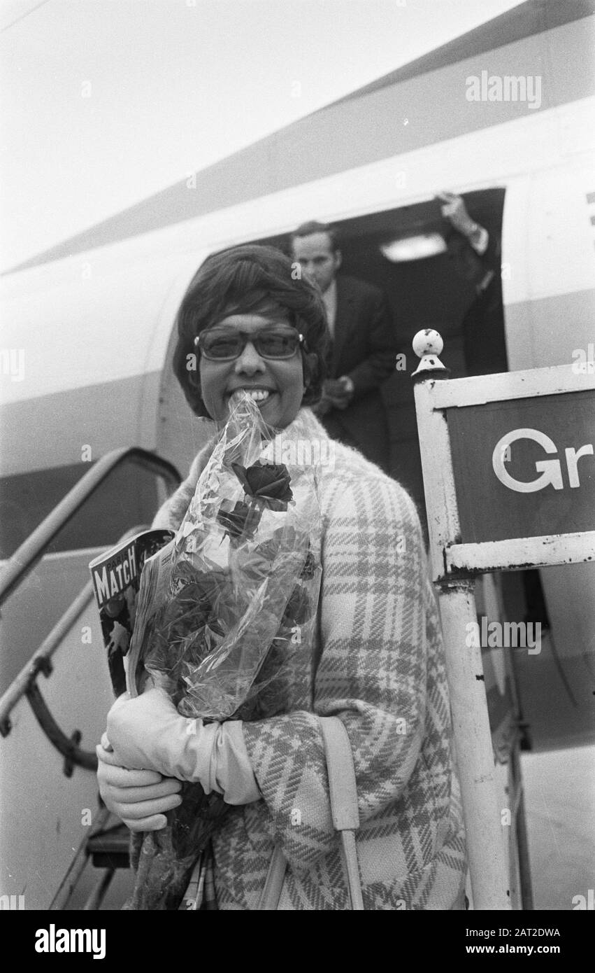 French singer Josephine Baker arrives at Schiphol Date: September 10 ...