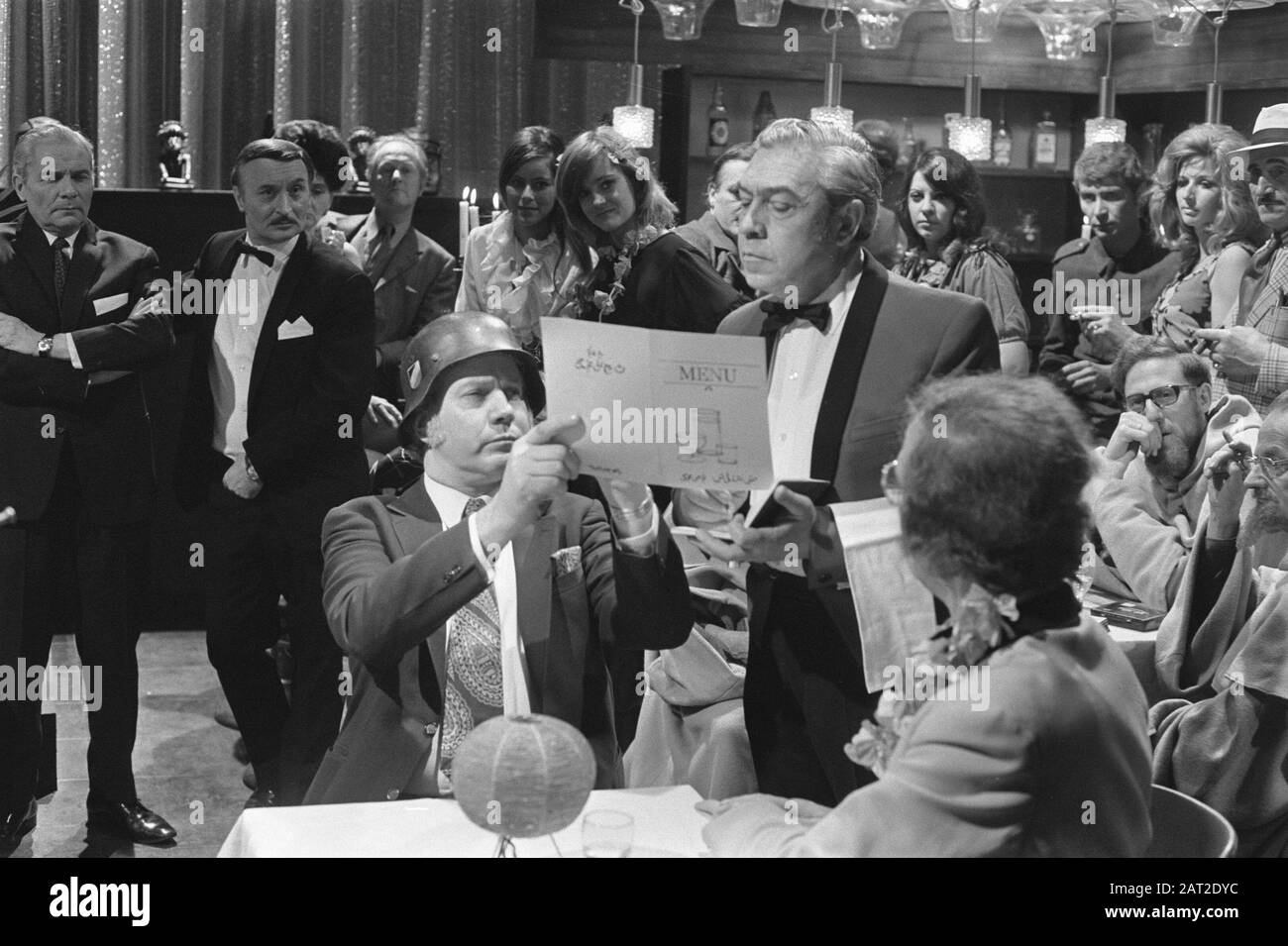Fred Haché show. Right IJF Blokker as Barend Napkin, left Harry Rope as ...