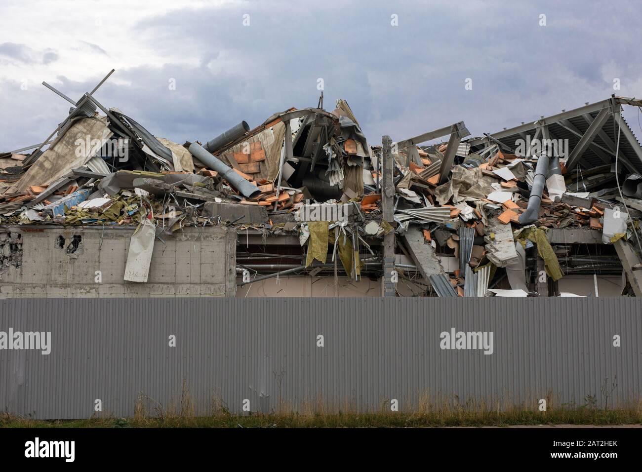 wreckage and ruins of destroyed building in city center Stock Photo - Alamy