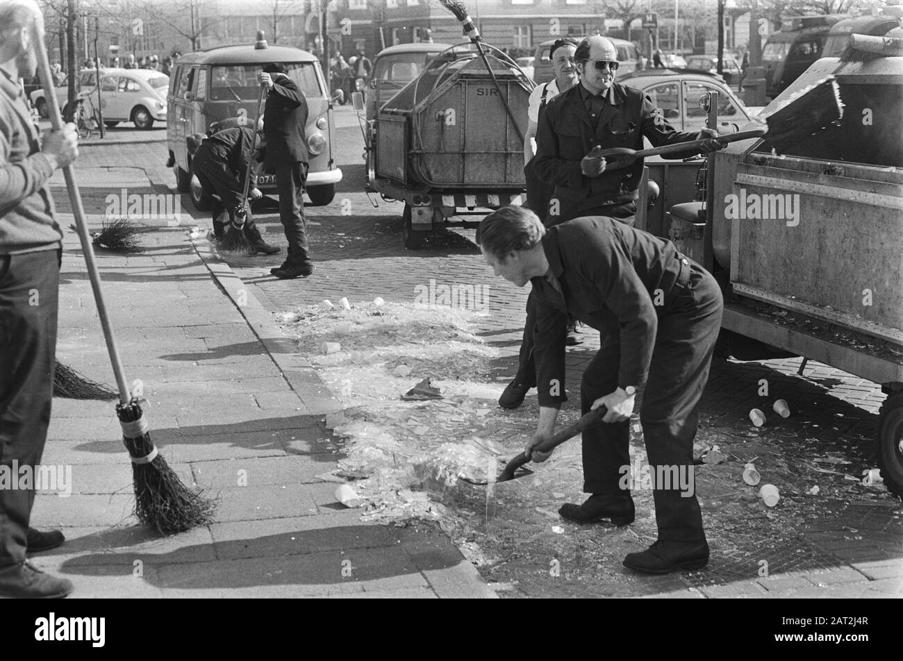 Cleaning glass buildings Black and White Stock Photos & Images - Alamy