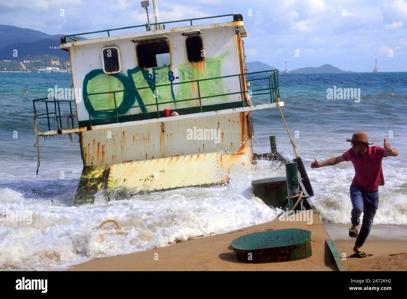 Wrecked barge hi-res stock photography and images - Alamy