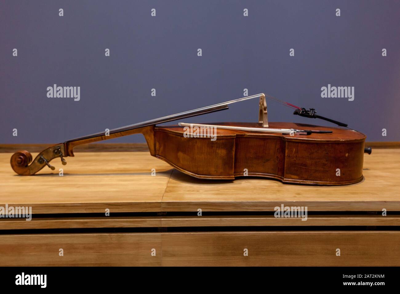 Double bass box hi-res stock photography and images - Alamy