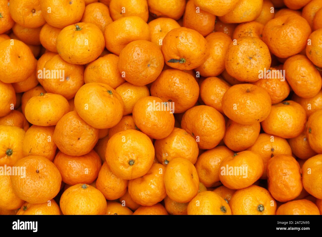 Photo of a bunch of fresh Kiat Kiat or Mandarin Oranges Stock Photo - Alamy