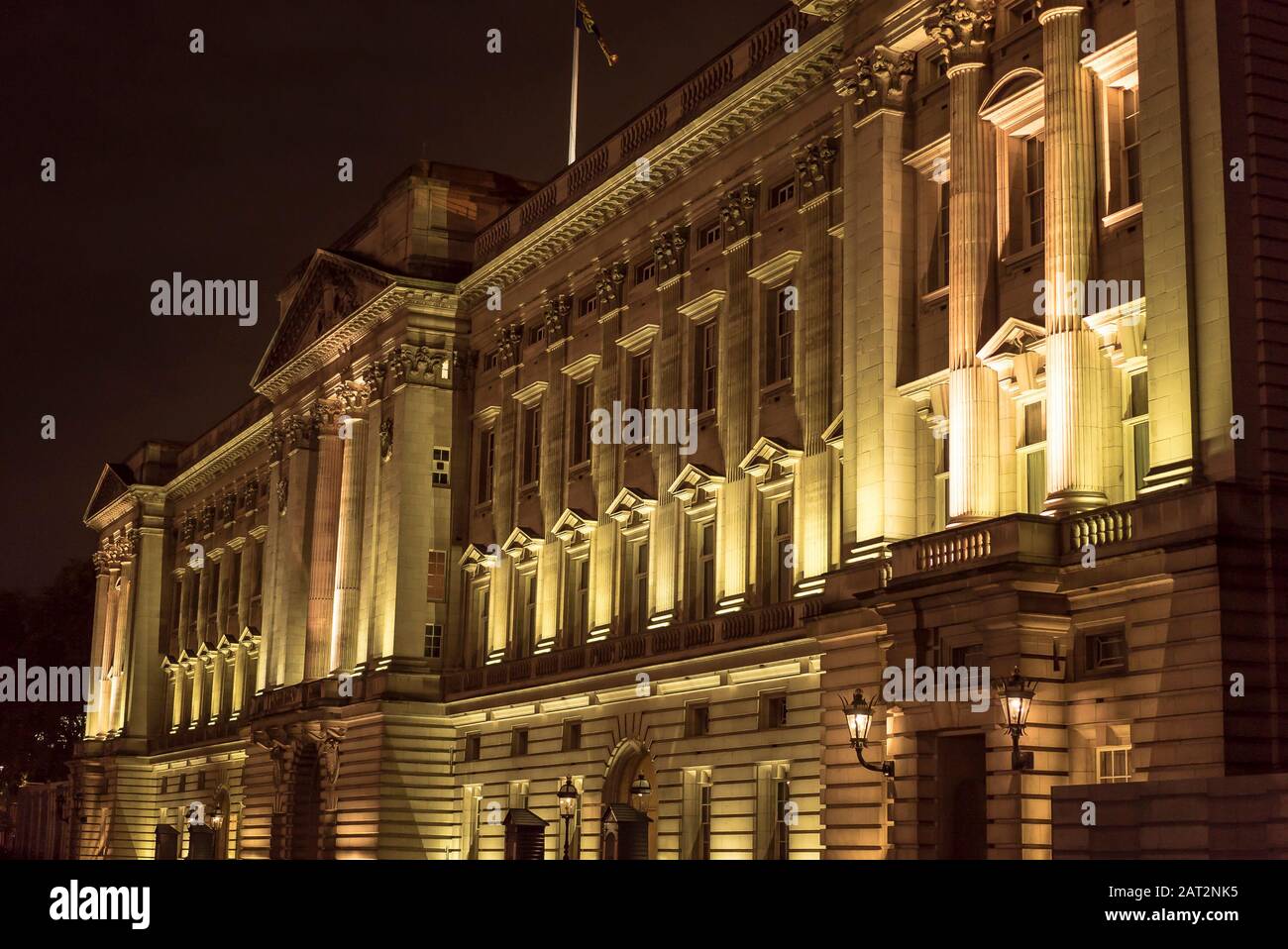 Buckingham palace front view hi-res stock photography and images - Alamy