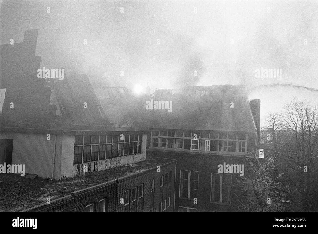 Van Nispenhuis in Amsterdam burnt out; front view during the fire Date ...