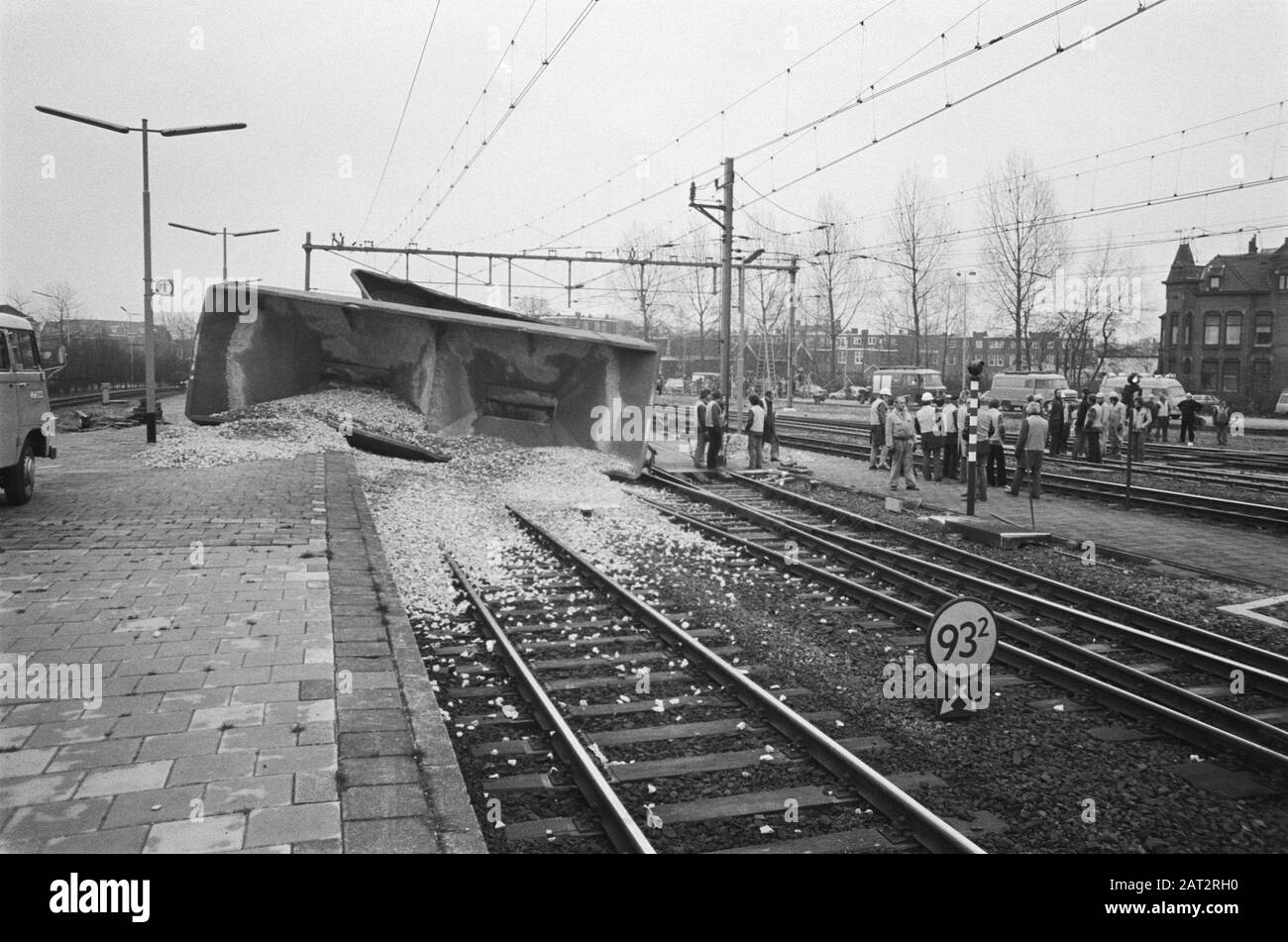 Freight wagons derailed in front of station Dordrecht; fallen gravel ...