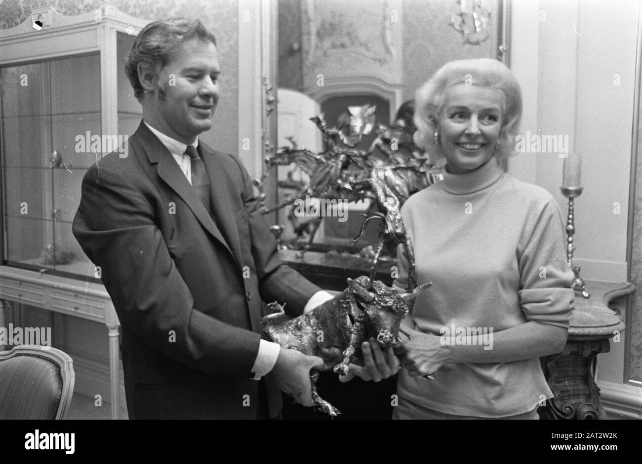 Countess Tauni de Lesseps with one of her golden figurines commissioned ...