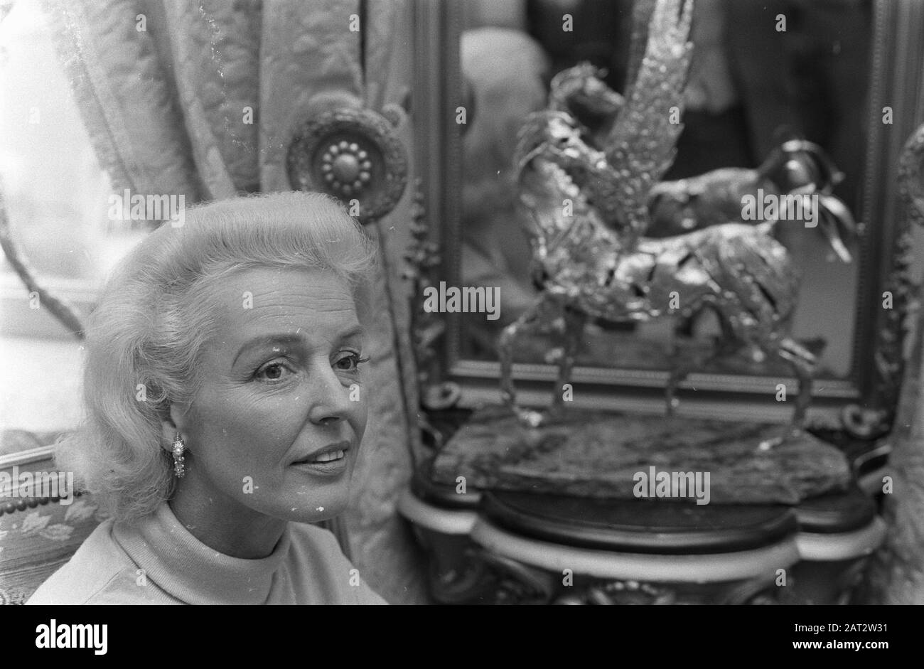 Countess Tauni de Lesseps with one of her golden figurines commissioned ...