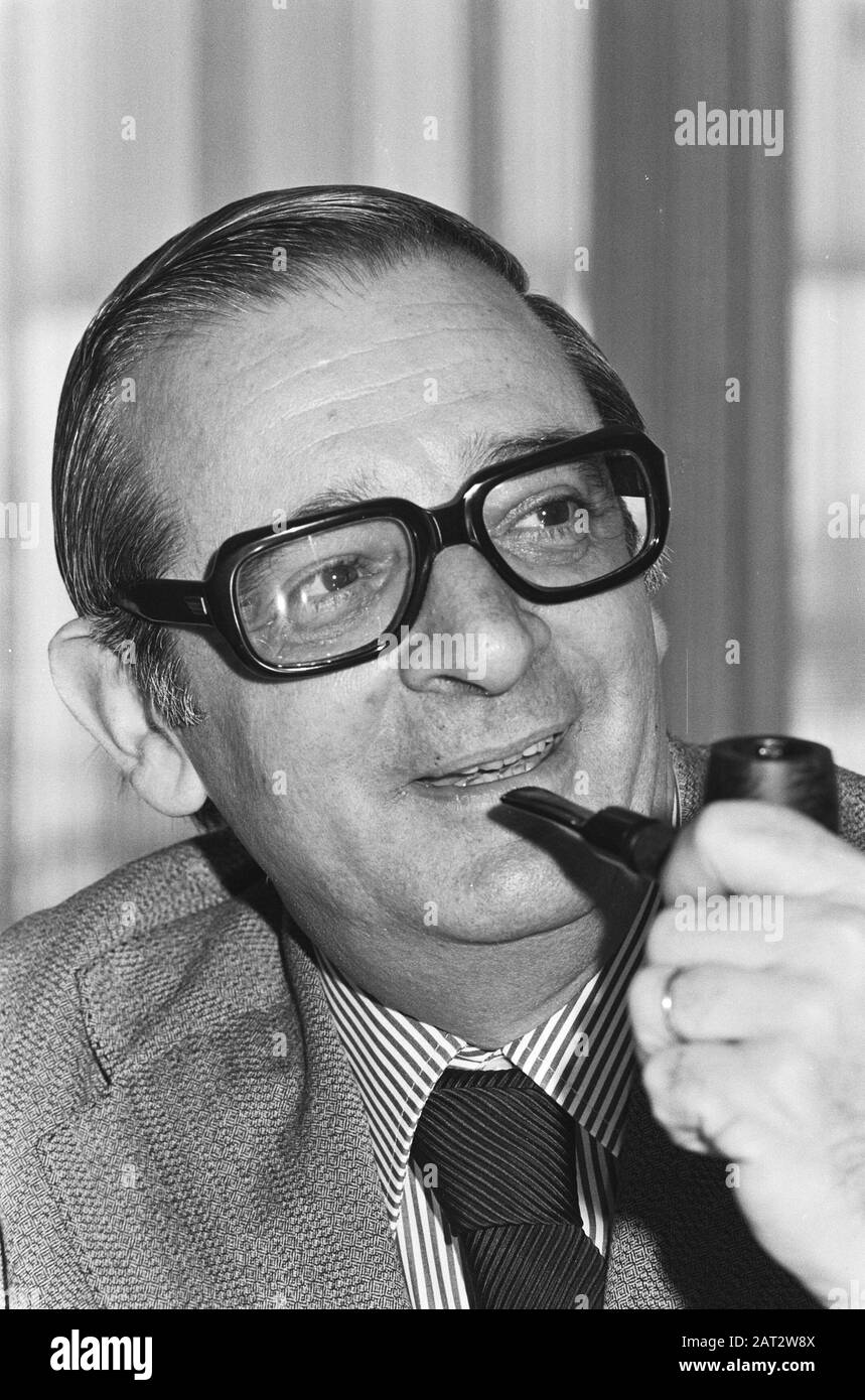 Greek ambassador Konstantopoulos at Schiphol Annotation: Marginals ...