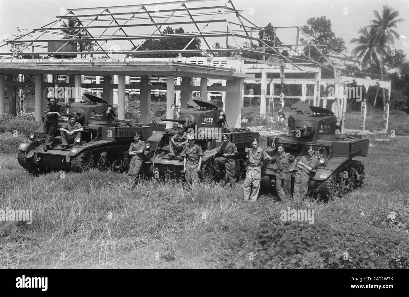 Recordings armored cars [Stuart tanks Squadron Fighters KNIL] Group ...