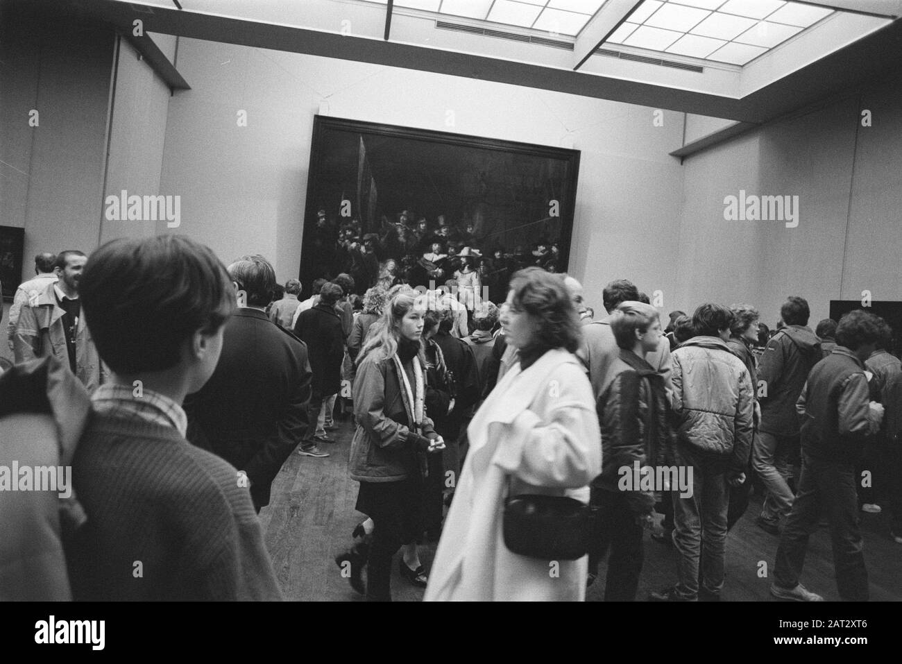Large crowds in Night Watch room associated with free admission ...