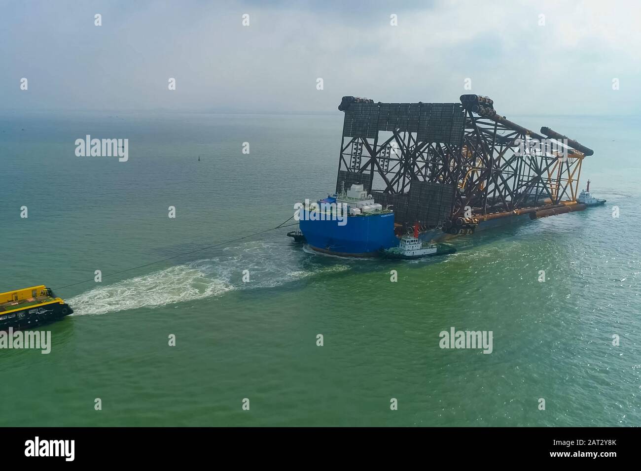 Oil riser, offshore platform hi-res stock photography and images - Alamy