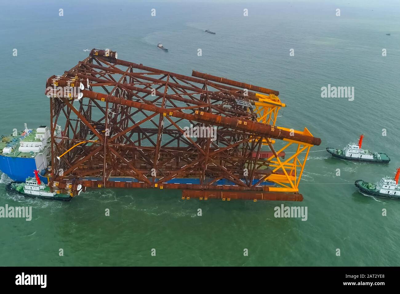 Oil riser, offshore platform hi-res stock photography and images - Alamy