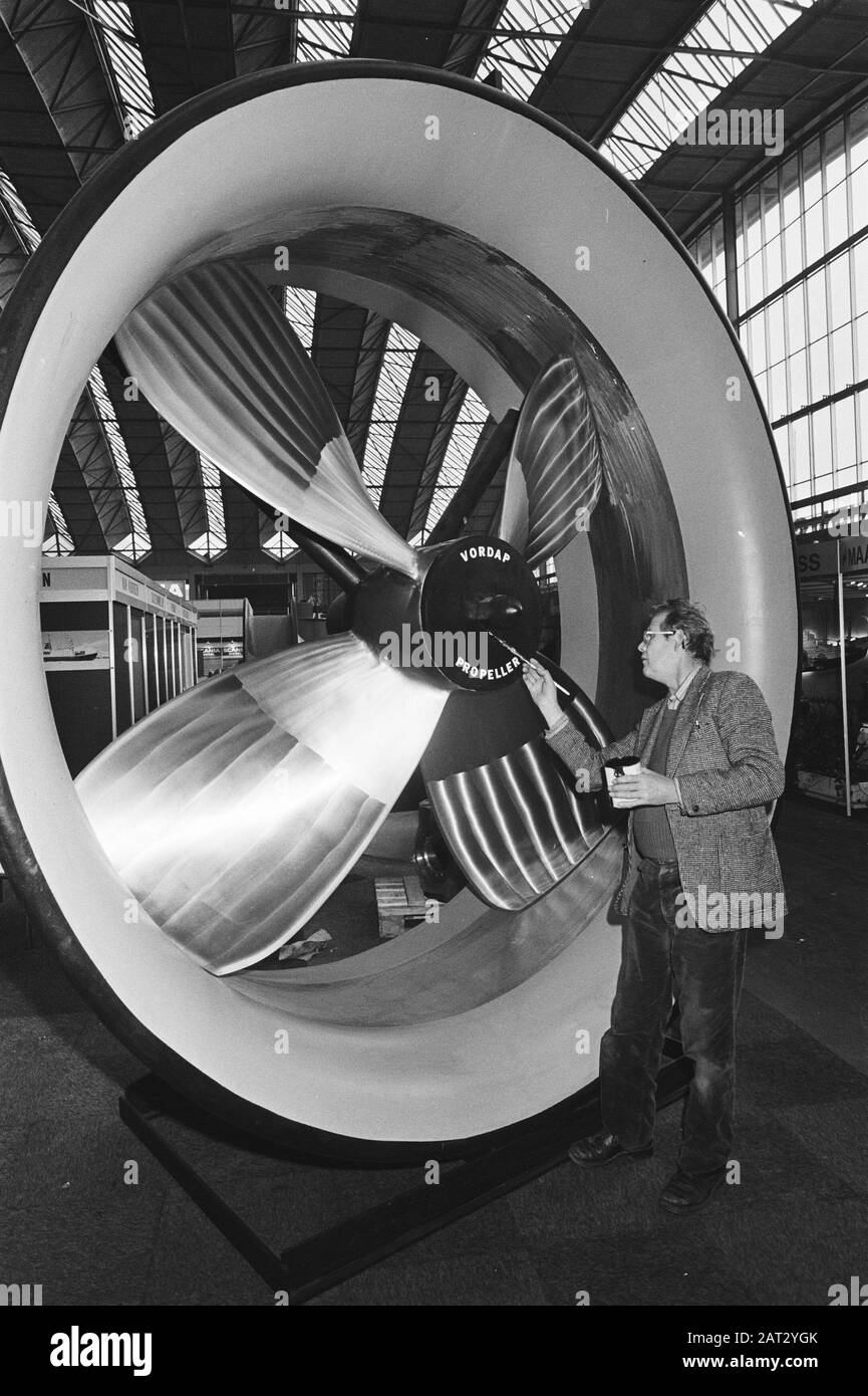 Shipping screws hi-res stock photography and images - Alamy