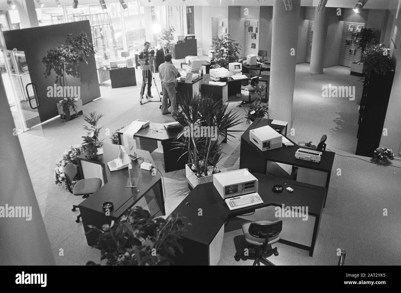 Computer shops Black and White Stock Photos & Images - Alamy