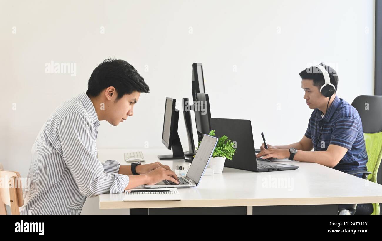 Programmer team hi-res stock photography and images - Alamy