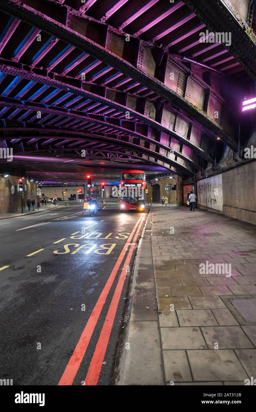 Bus outside waterloo station hi-res stock photography and images - Alamy