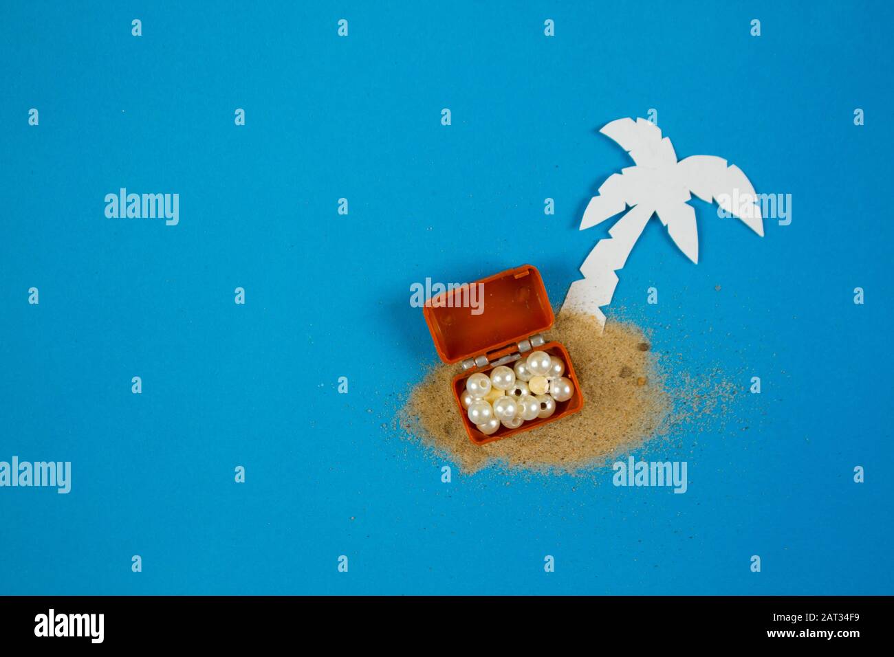 Pirate treasure box on the island Stock Photo - Alamy