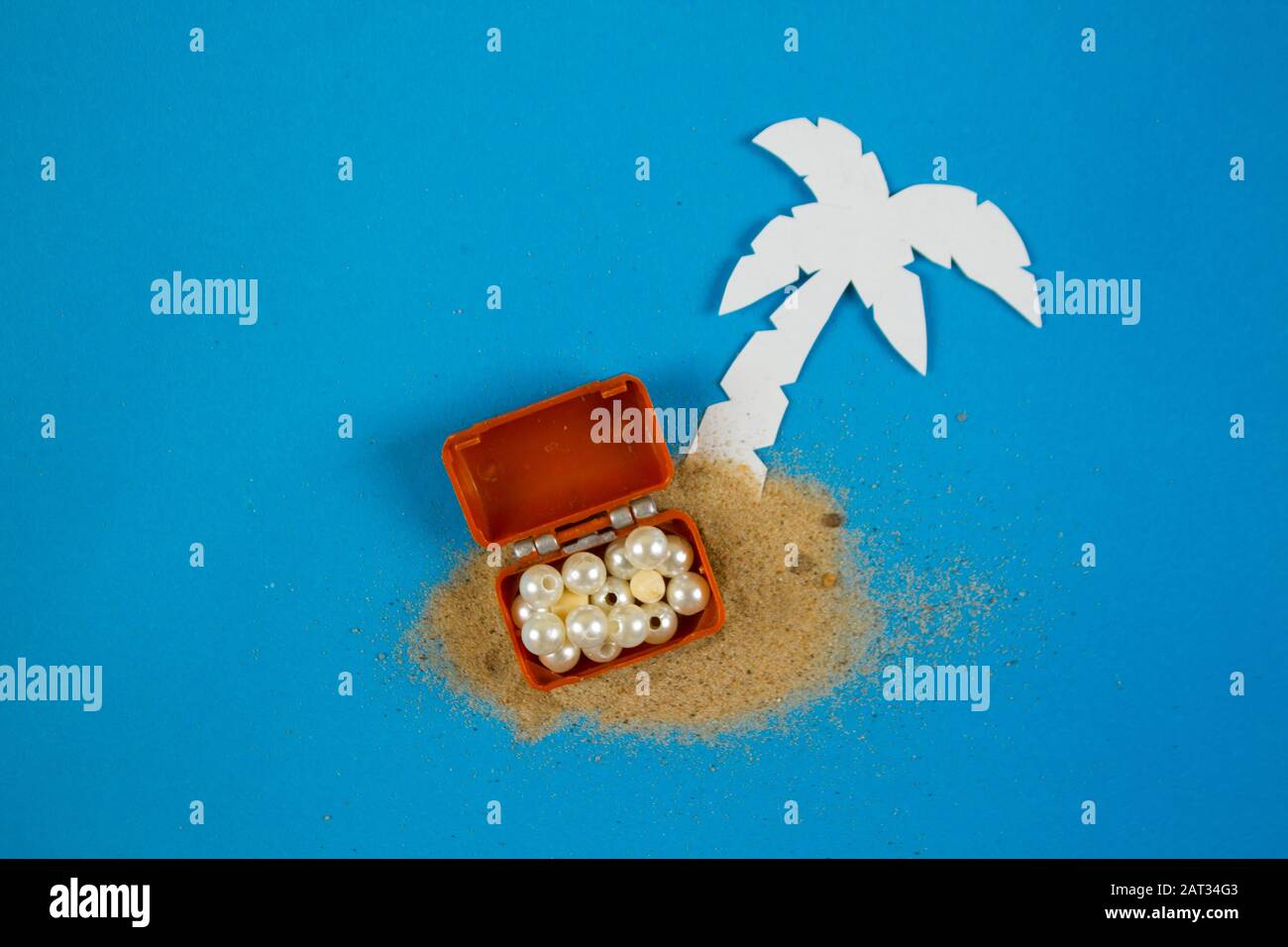 Pirate treasure box on the island Stock Photo - Alamy