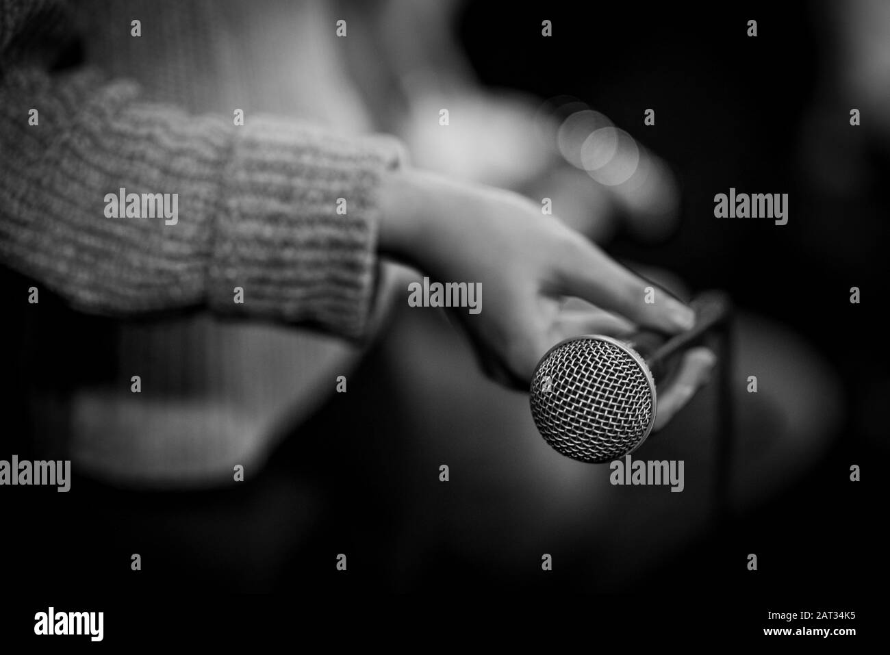 Woman's hand holding microphone Stock Photo - Alamy Woman's hand holding microphone Stock Photo - Alamy