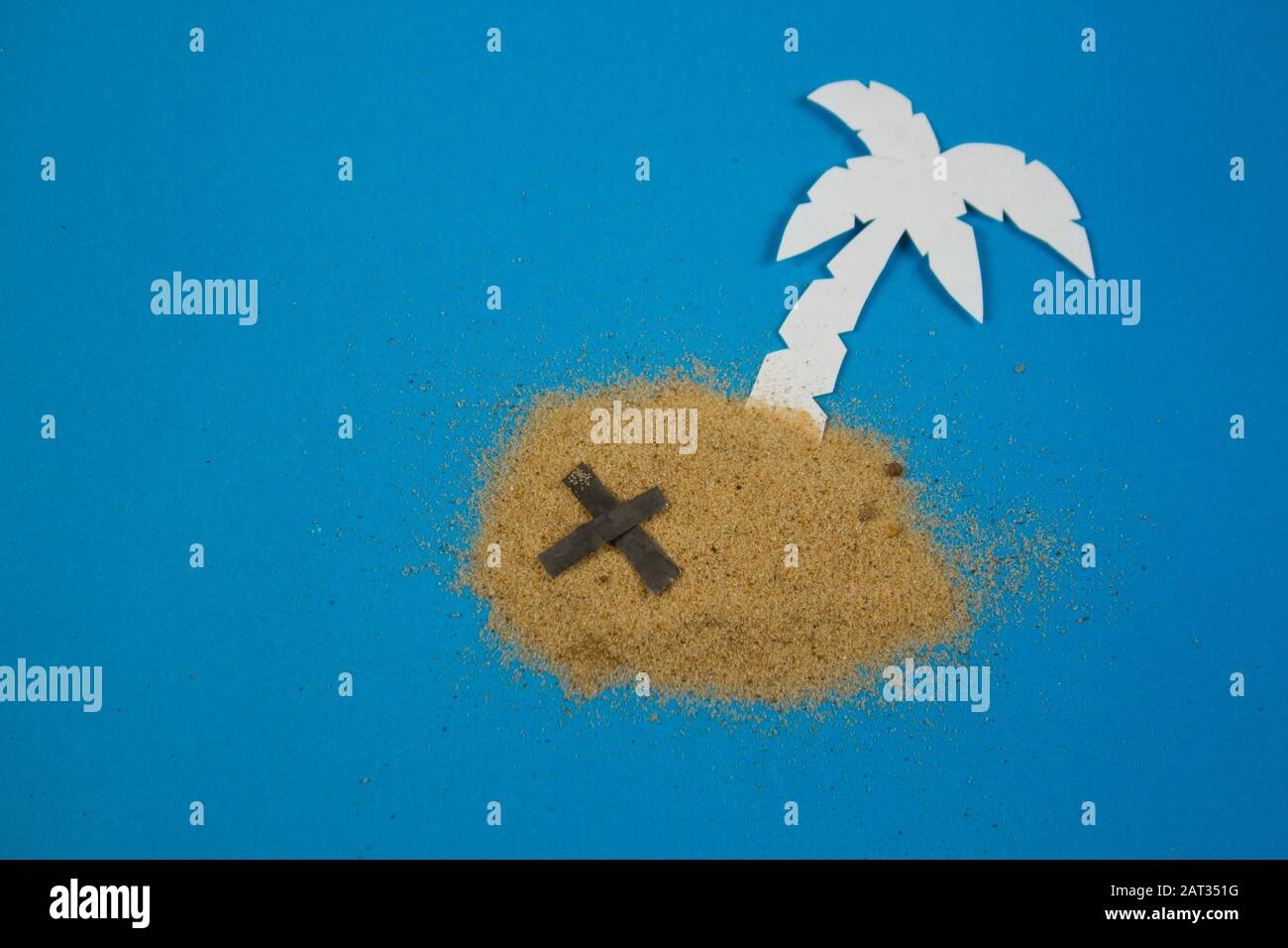 Pirate treasure box on the island Stock Photo - Alamy