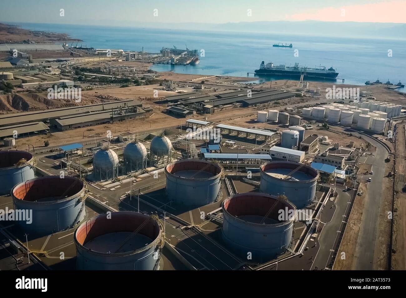 Oil terminal facilities hi-res stock photography and images - Alamy