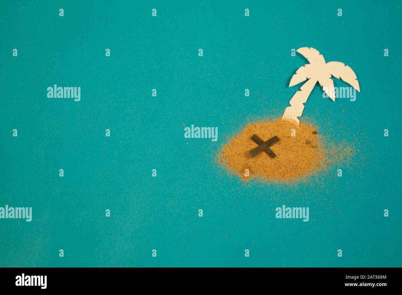 Pirate treasure box on the island Stock Photo - Alamy