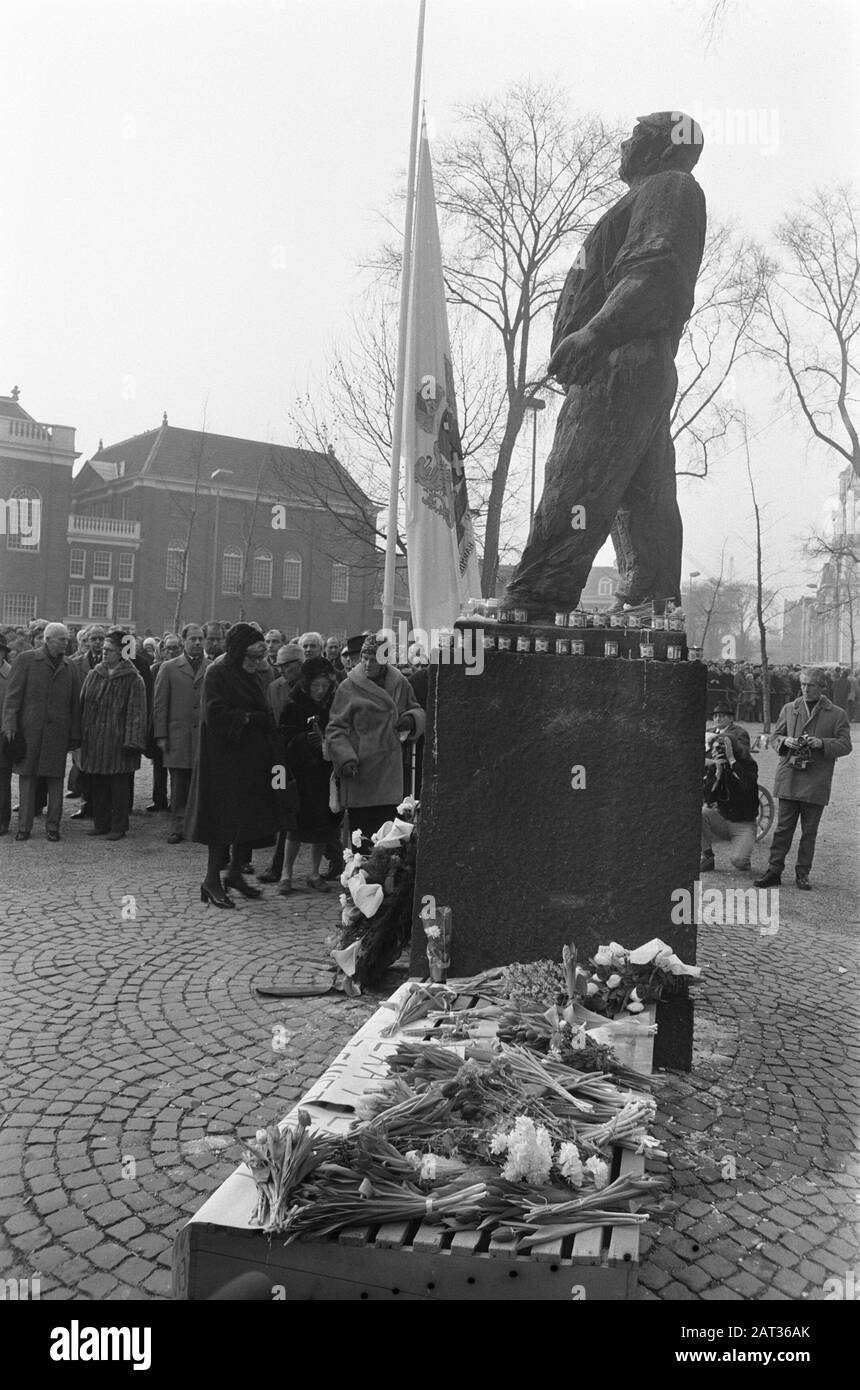 Commemoration February strike; sculpture dock worker with flowers Date ...