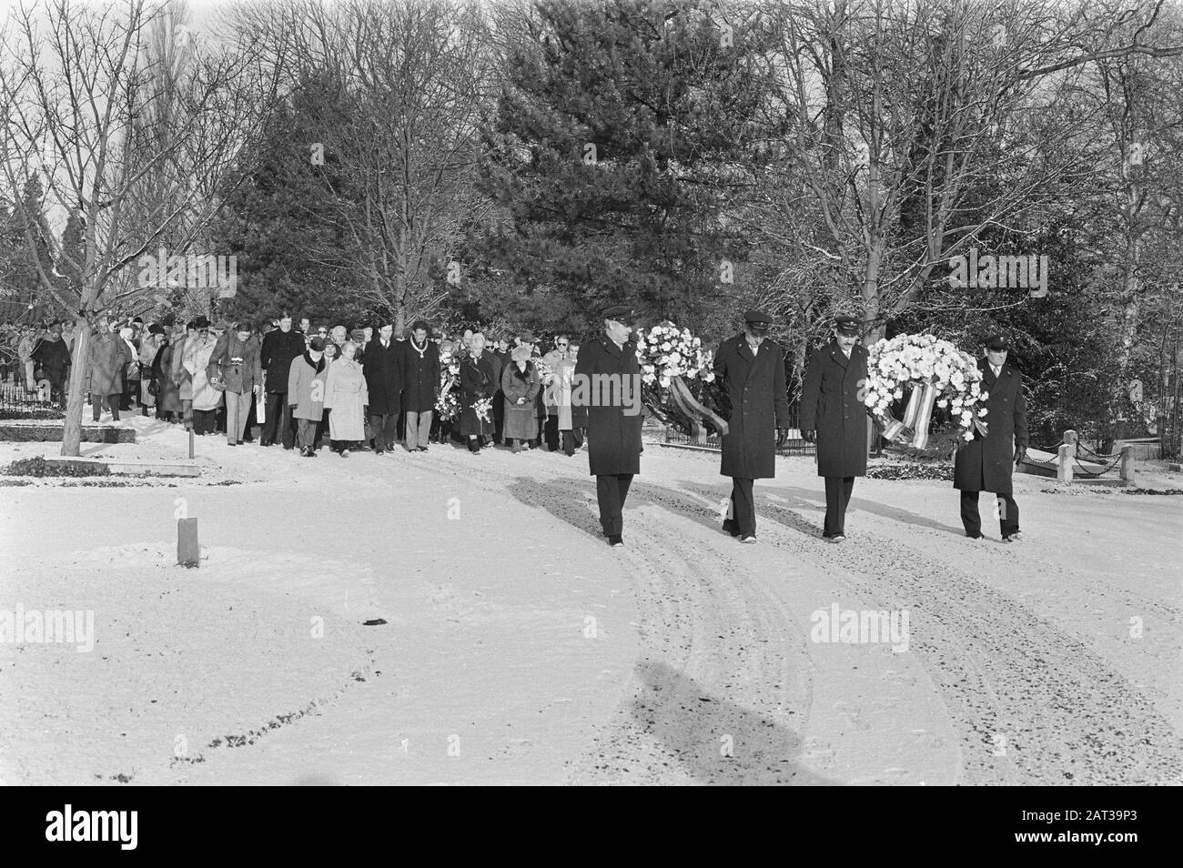 Van Thijn and Brinkman at commemoration of liberation extermination ...