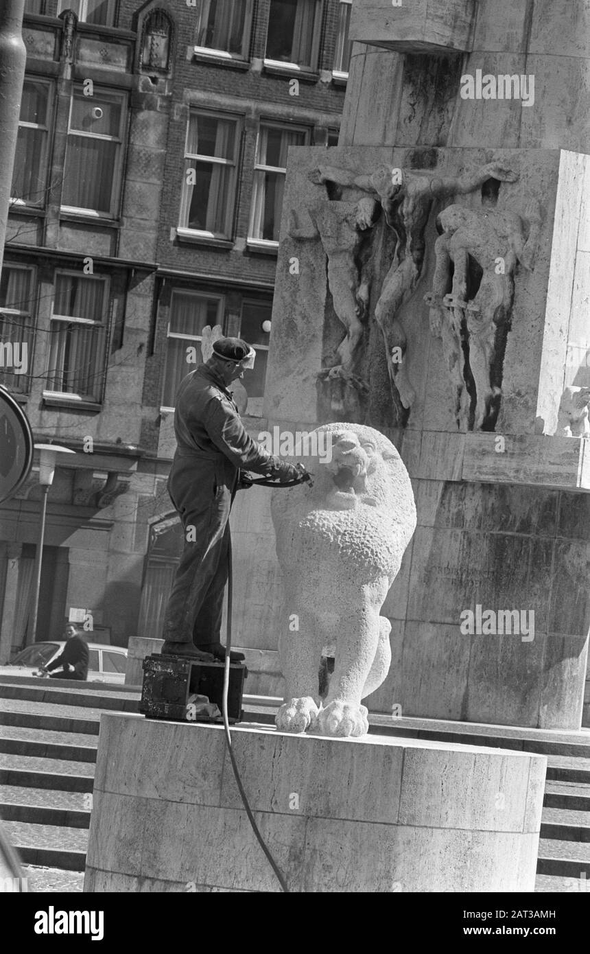 The National Monument on the Dam is cleaned clean spray of the lions ...