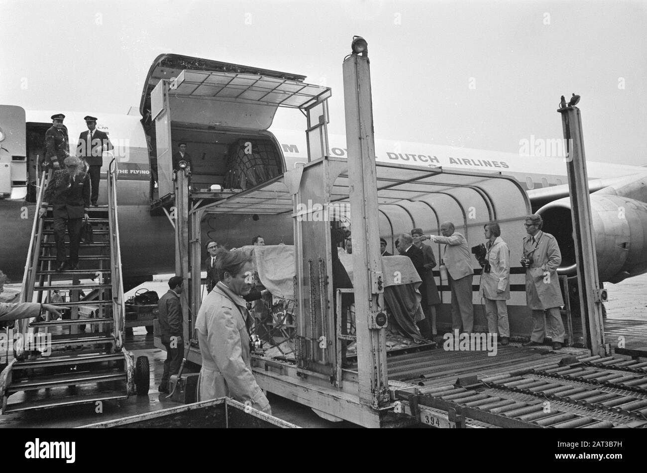 Elephant for Prins Bernhard arrives at Schiphol The elephant is loaded ...