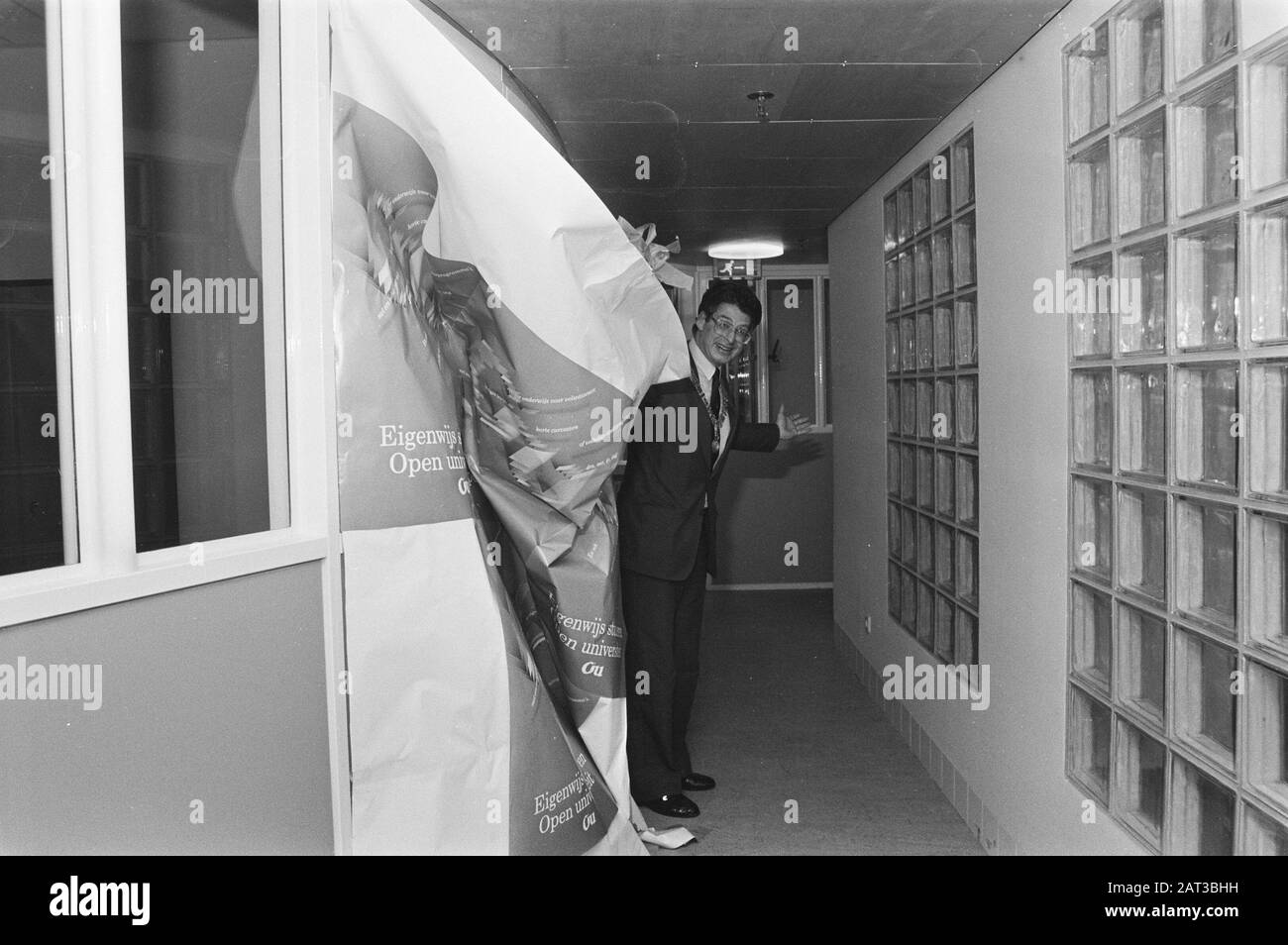 Van Thijn opens Amsterdam's study centre of the Open University; Van ...