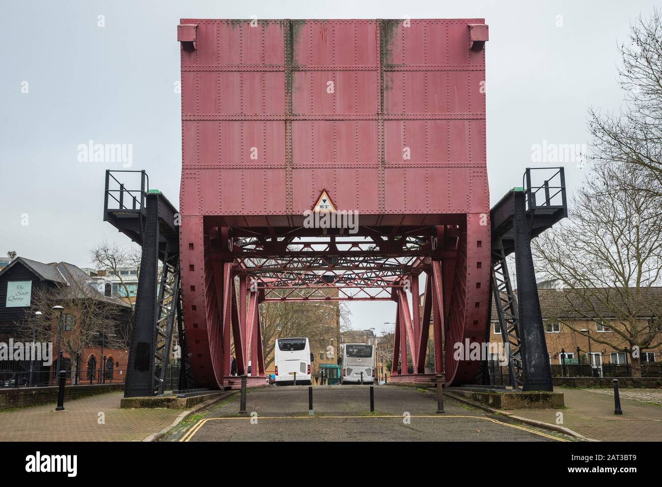 Rolling bridge london hi-res stock photography and images - Alamy