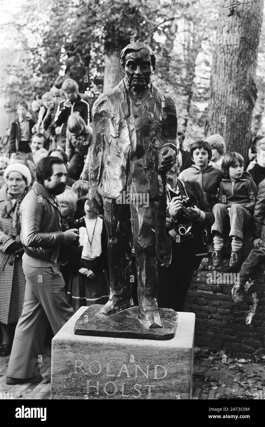 Roland holst statue hi-res stock photography and images - Alamy