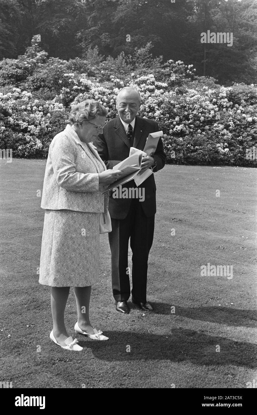 Her Majesty receives keg of new herring at Palace Soestdijk The keg is ...