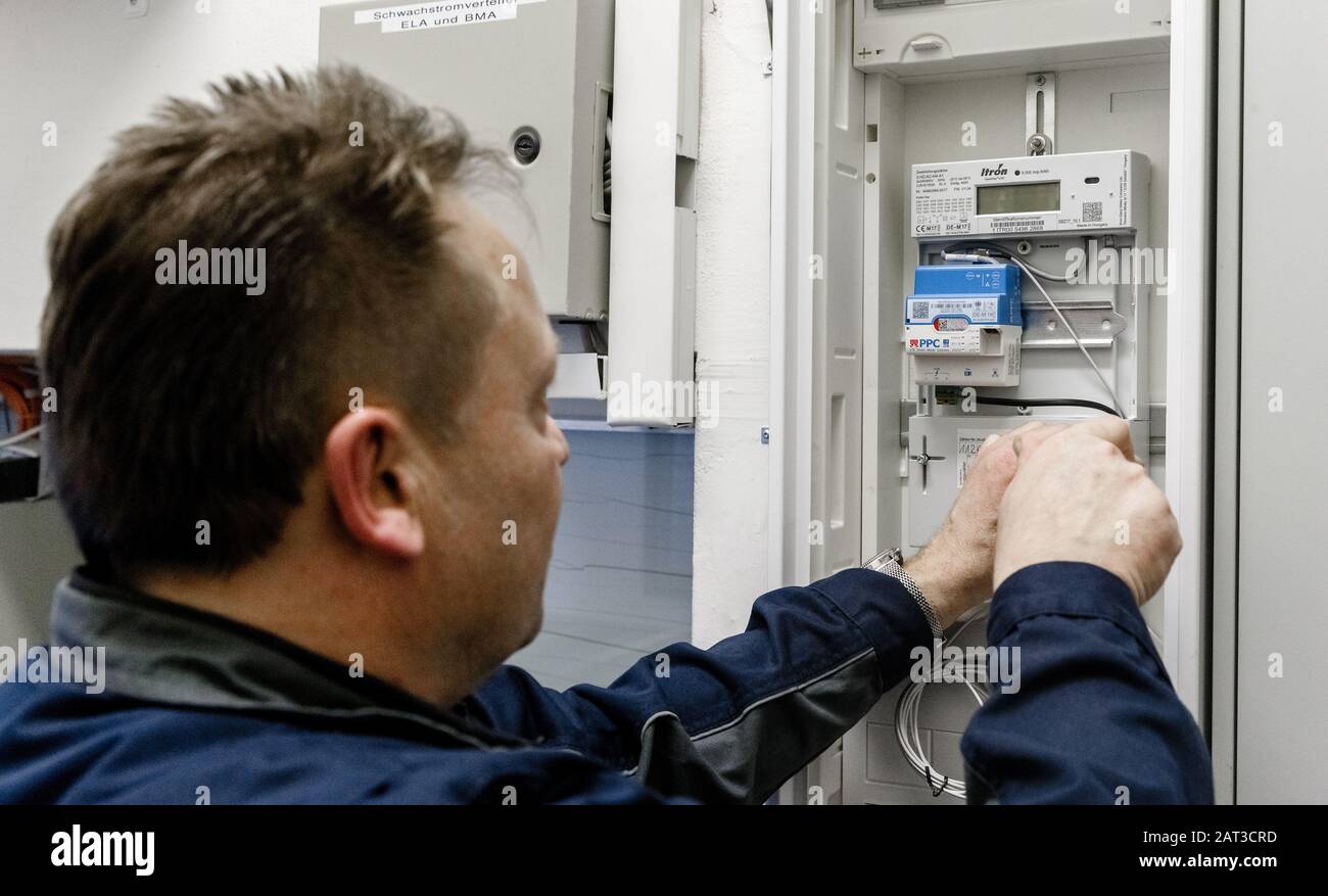 Henstedt Ulzburg, Germany. 30th Jan, 2020. An electrician installs a ...