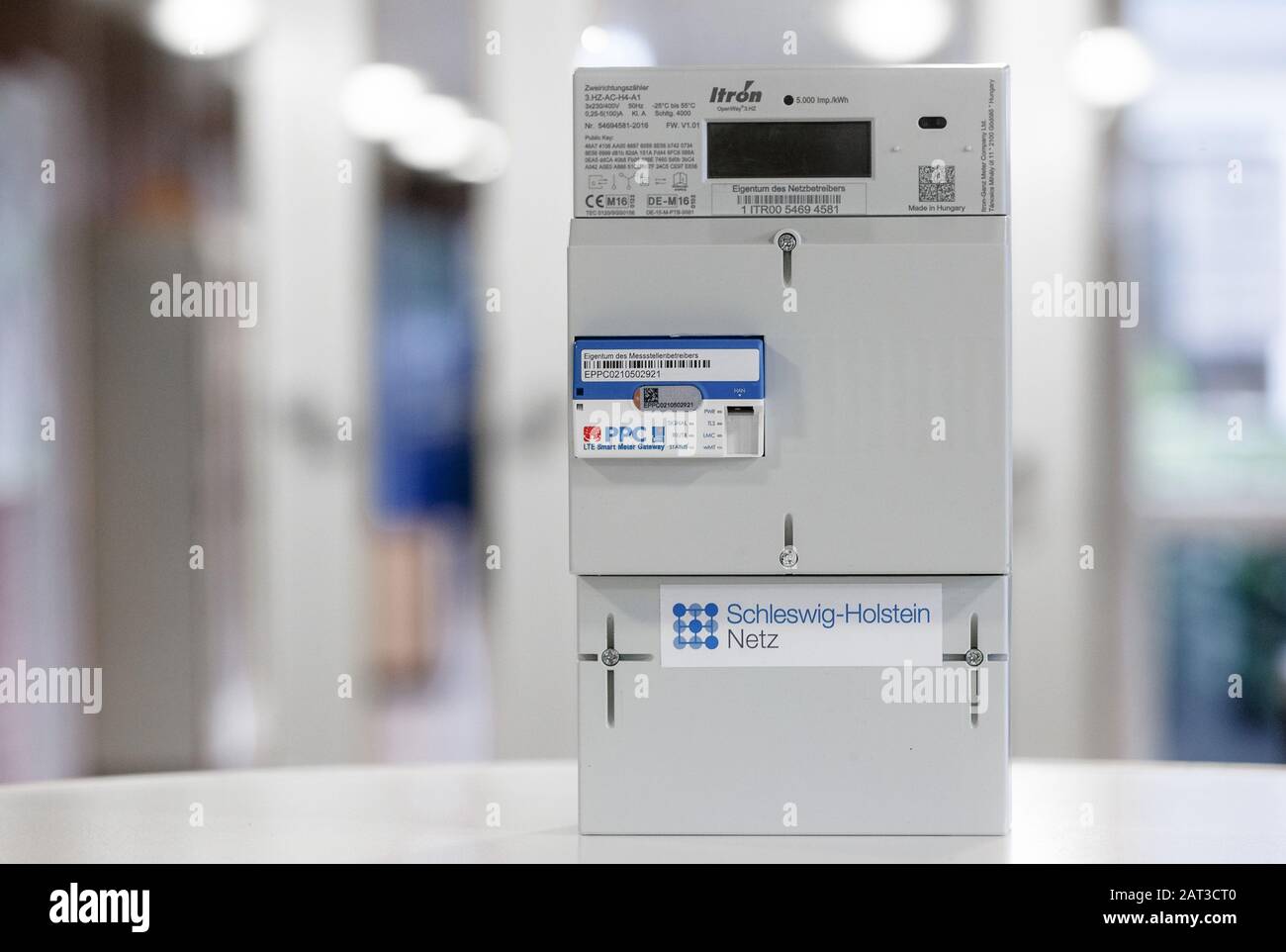 Henstedt Ulzburg, Germany. 30th Jan, 2020. A digital electricity meter ...