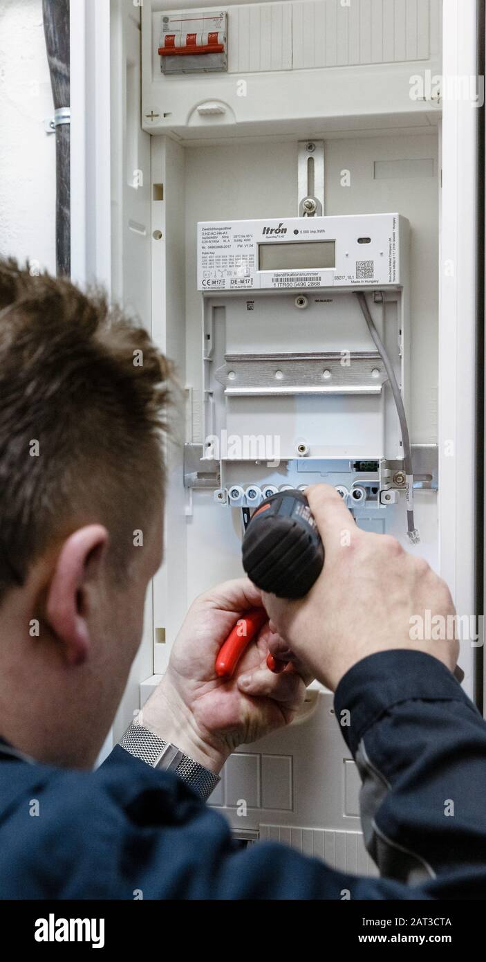 Henstedt Ulzburg, Germany. 30th Jan, 2020. An electrician installs a ...