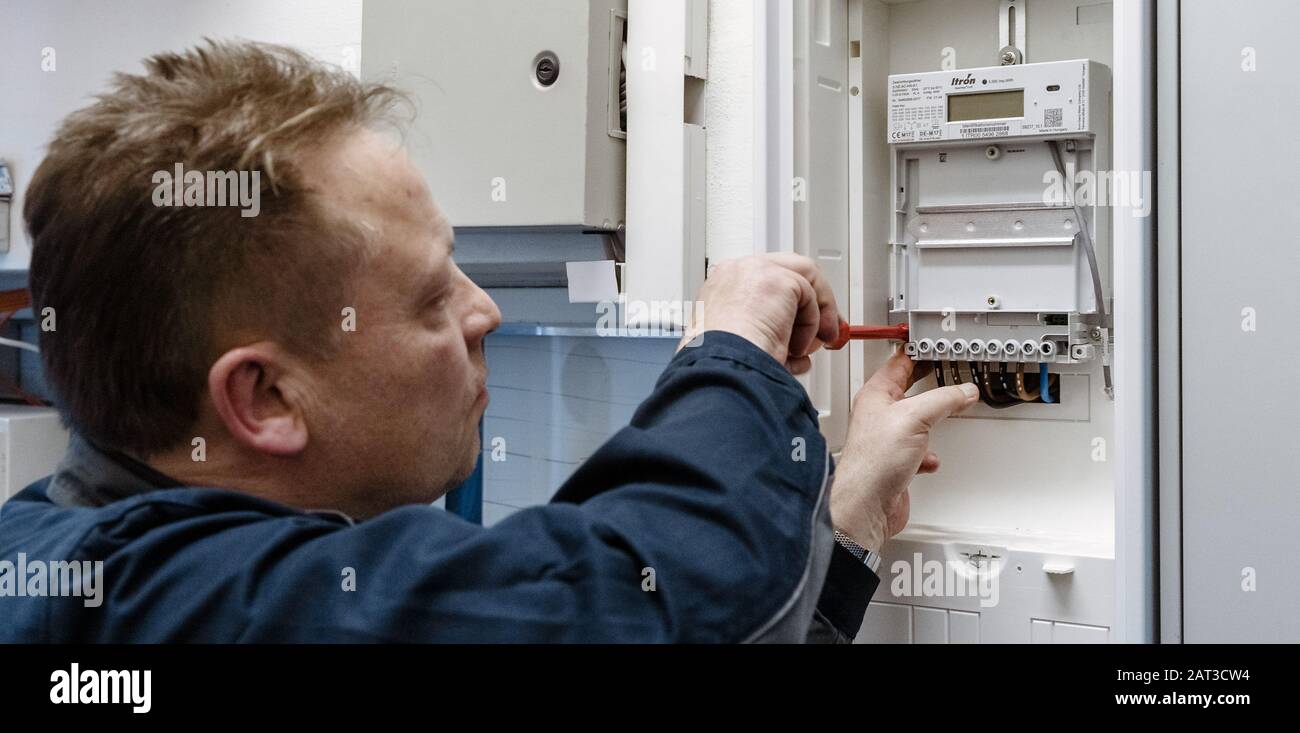Henstedt Ulzburg, Germany. 30th Jan, 2020. An electrician installs a ...