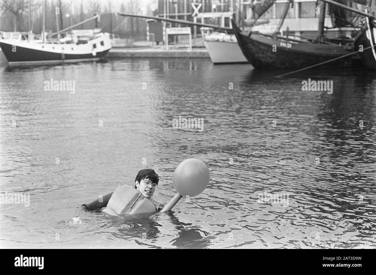 Hiswa 1972 in RAI, demonstration lifejacket with signal balloon Date ...