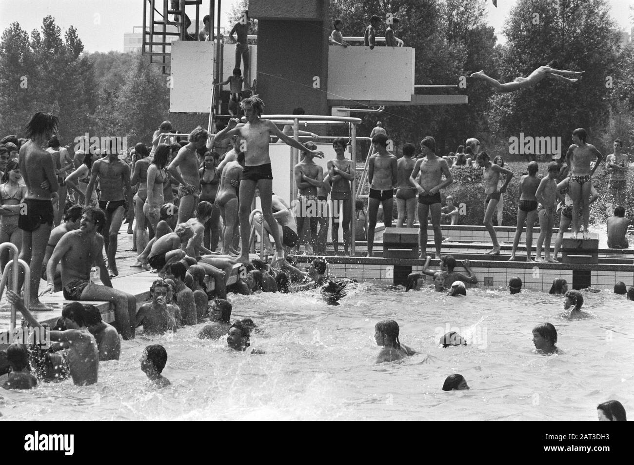 Heat wave, crowds in Sloterparkbad Date: June 25, 1976 Keywords: heat ...