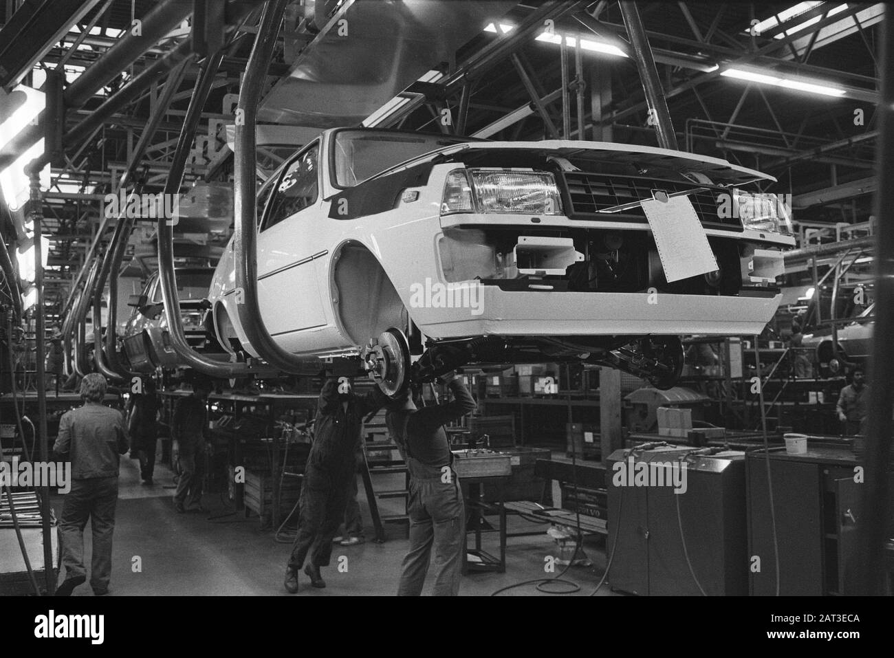 Volvo Born: interior factory (with 340) Employee working at the Volvo ...