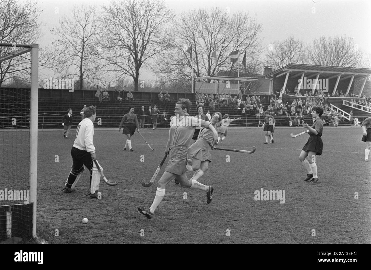 Left goalkeeper iris davis hi-res stock photography and images - Alamy