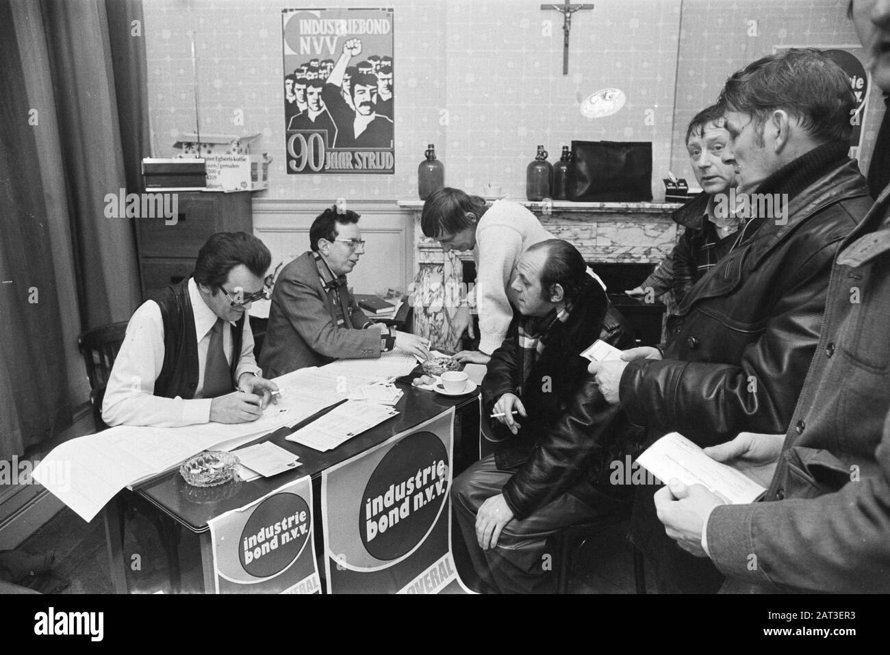 Employees calve delft hi-res stock photography and images - Alamy