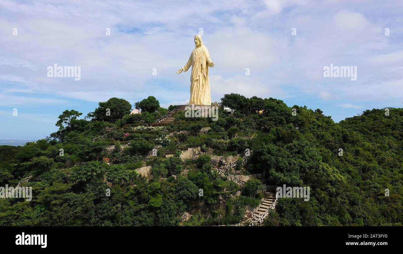 Aerial view of the hundred Islands national Park and the statue of ...
