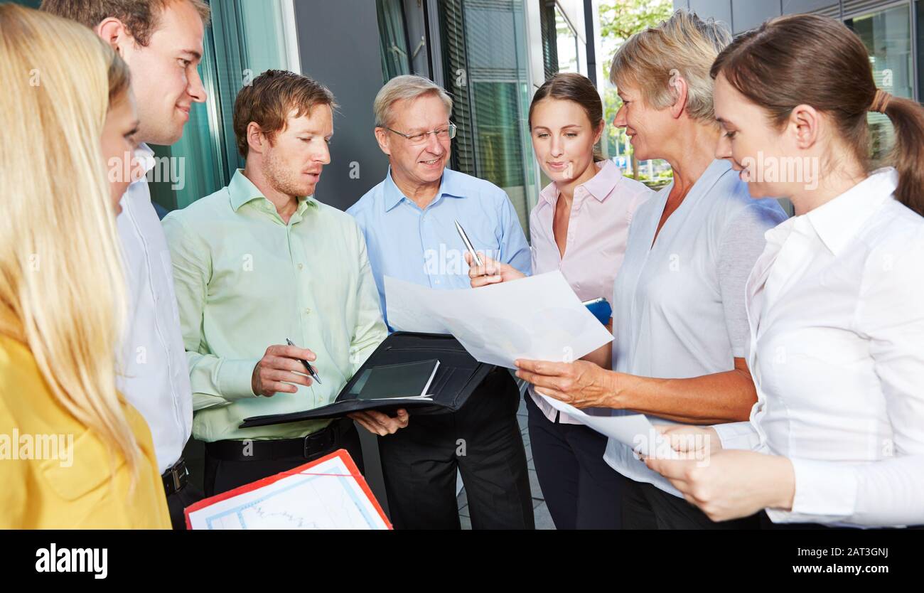 Communication discussion team work hi-res stock photography and images ...