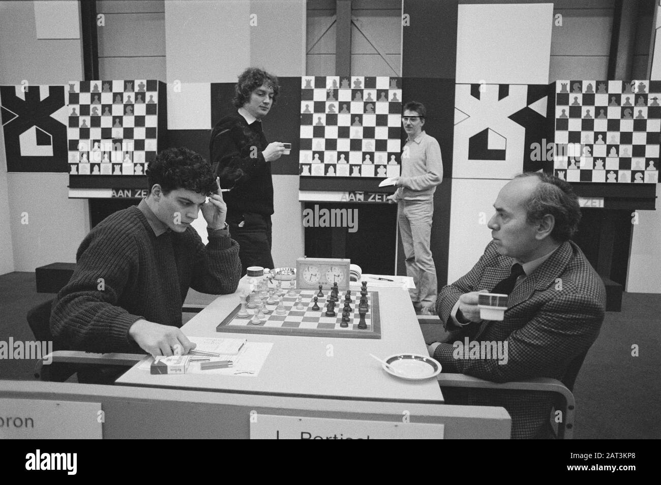 Chess plays Black and White Stock Photos & Images - Alamy
