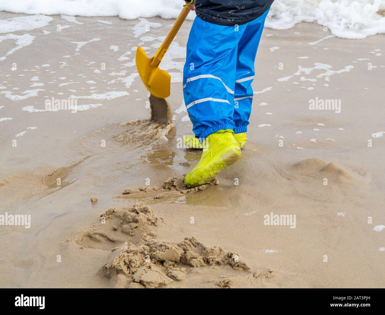 Child digs hi-res stock photography and images - Alamy