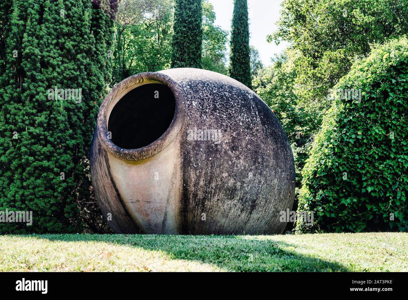 Garden amphora hi-res stock photography and images - Alamy