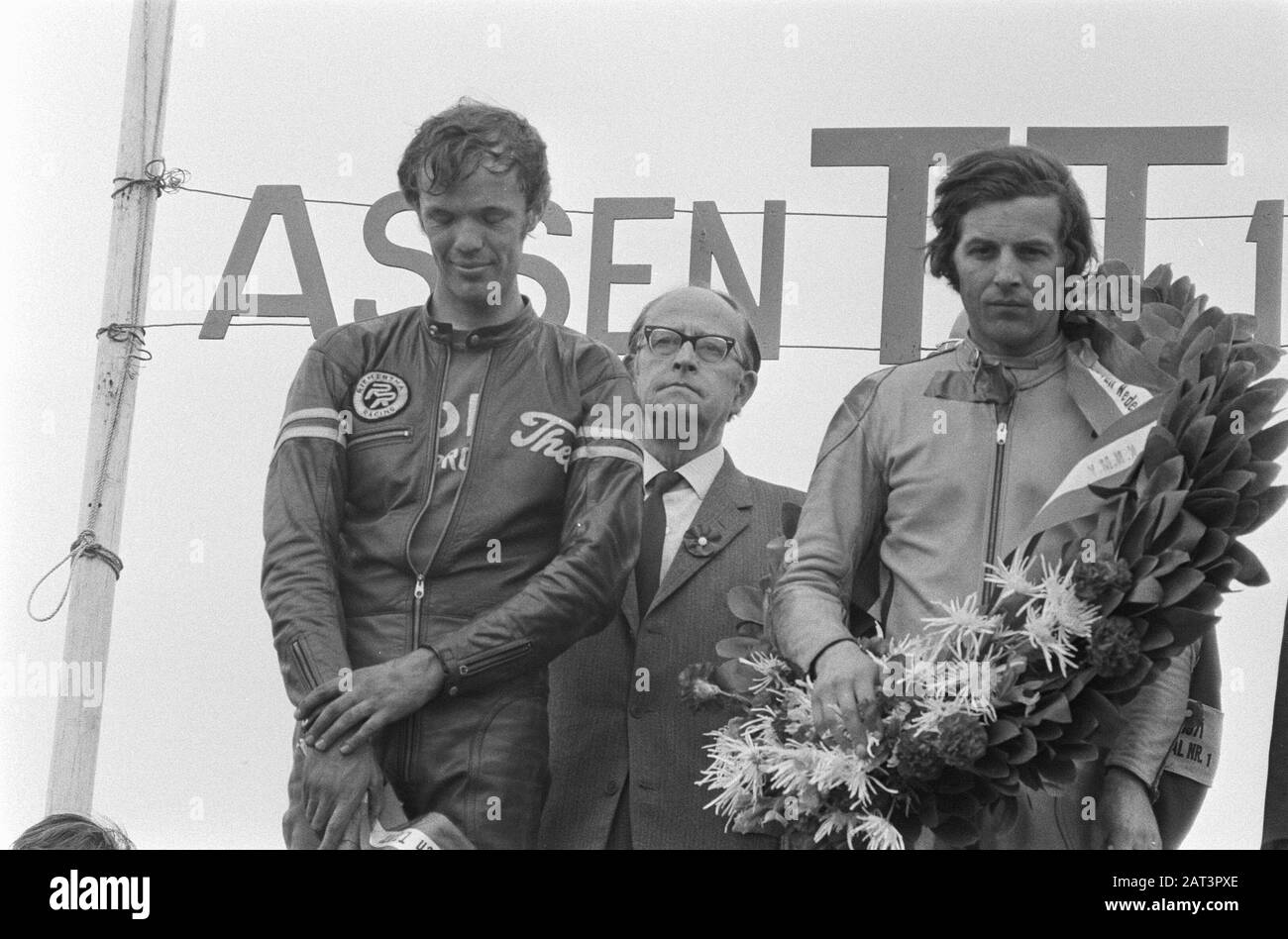 TT Assen 1971 Huling 250cc. right Phil Read (winner), left Theo Bult ...